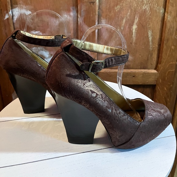 Y-Not | Shoes | Ynot Size Brown Heels Vintage Paisley With Very Cool ...